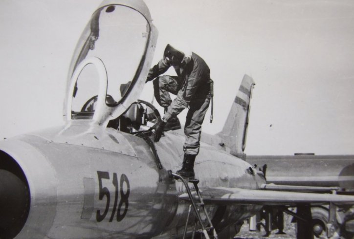 Titova Jugoslavija: PILOT JNA: Srednji prst za posadu avaksa na 7.000 ...