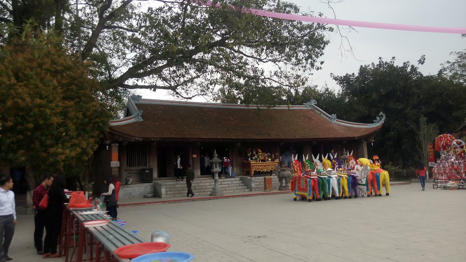 Dải lụa đào trước đền Mẫu Âu Cơ (Hạ Hòa- Phú Thọ) ~ BLOG DŨNG DƯỢC