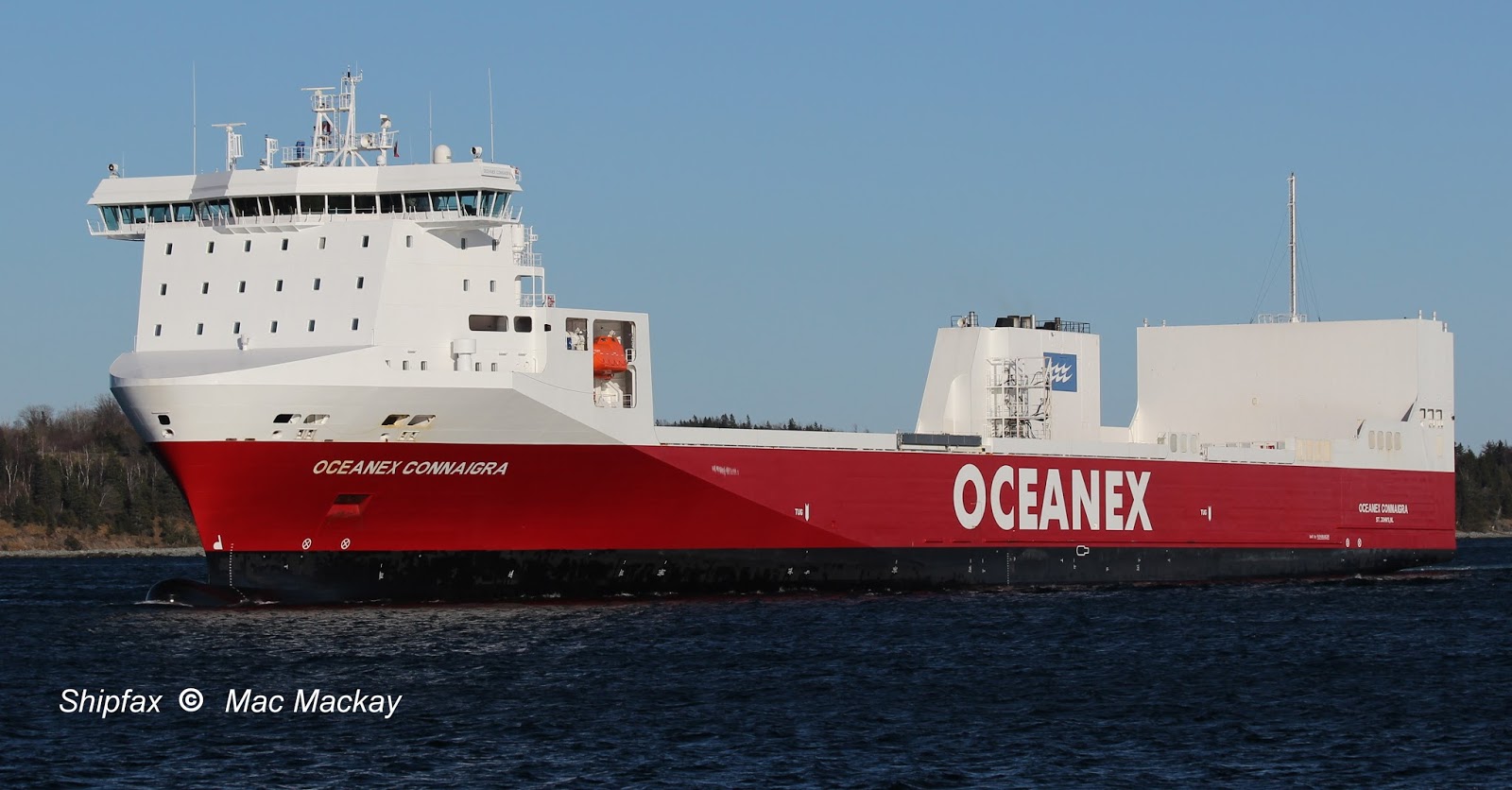 Shipfax: CSL Tacoma and Oceanex Connaigra - starboard to starboard