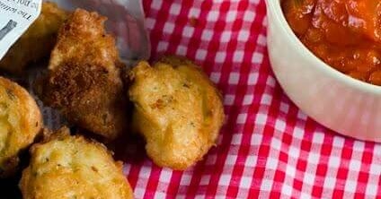 RECETA DE BUÑUELOS DE PATATA Y BACALAO CON SALSA DE PISTO - Mil ideas ...