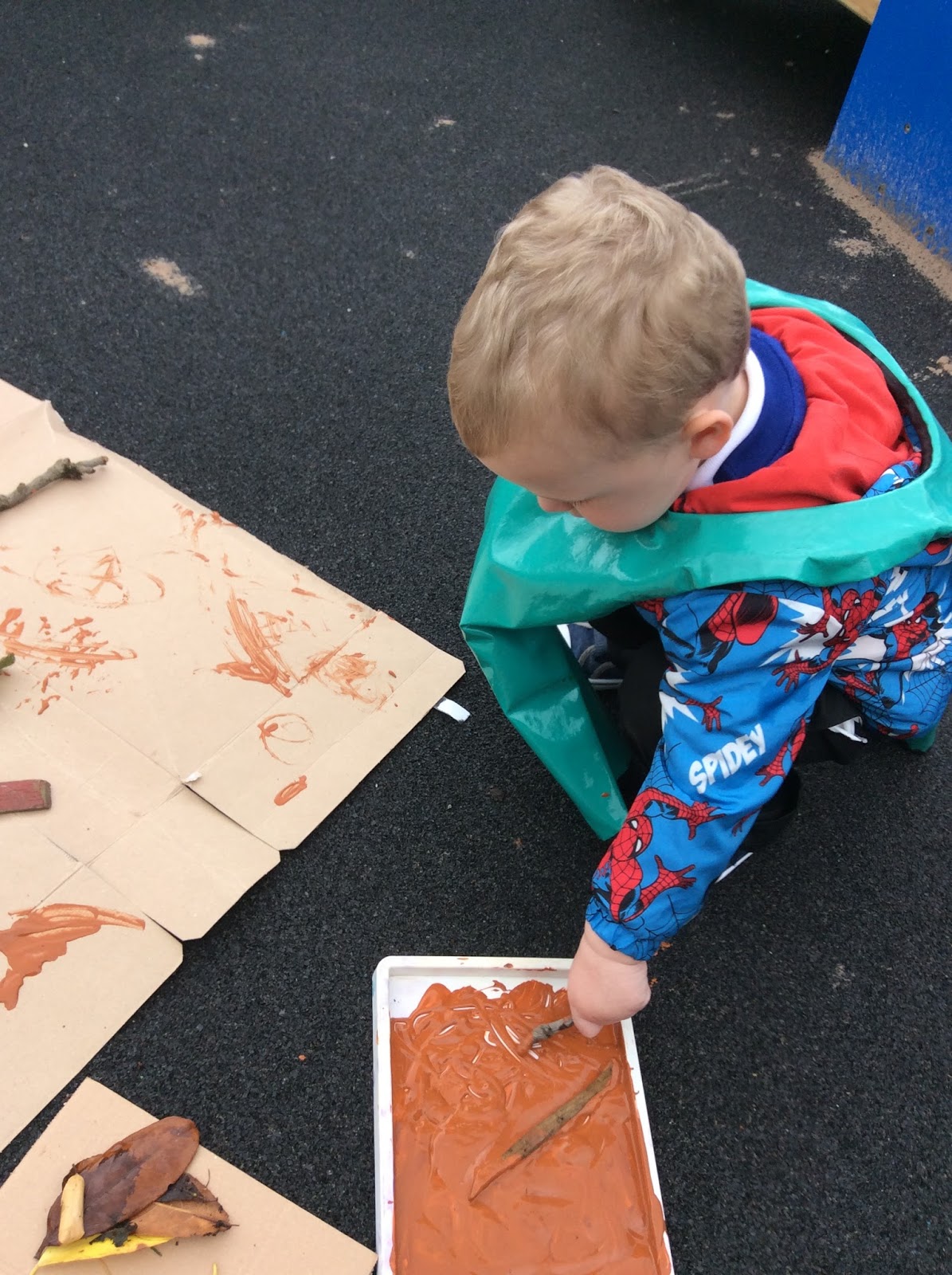 Wolverham Primary and Nursery School: Mark making outdoors, using ...