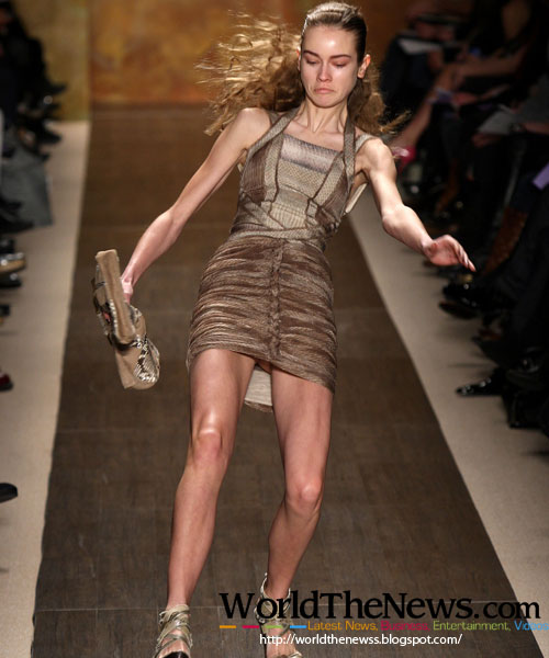 World The News: Hotests Fashion Models Falling During Catwalks