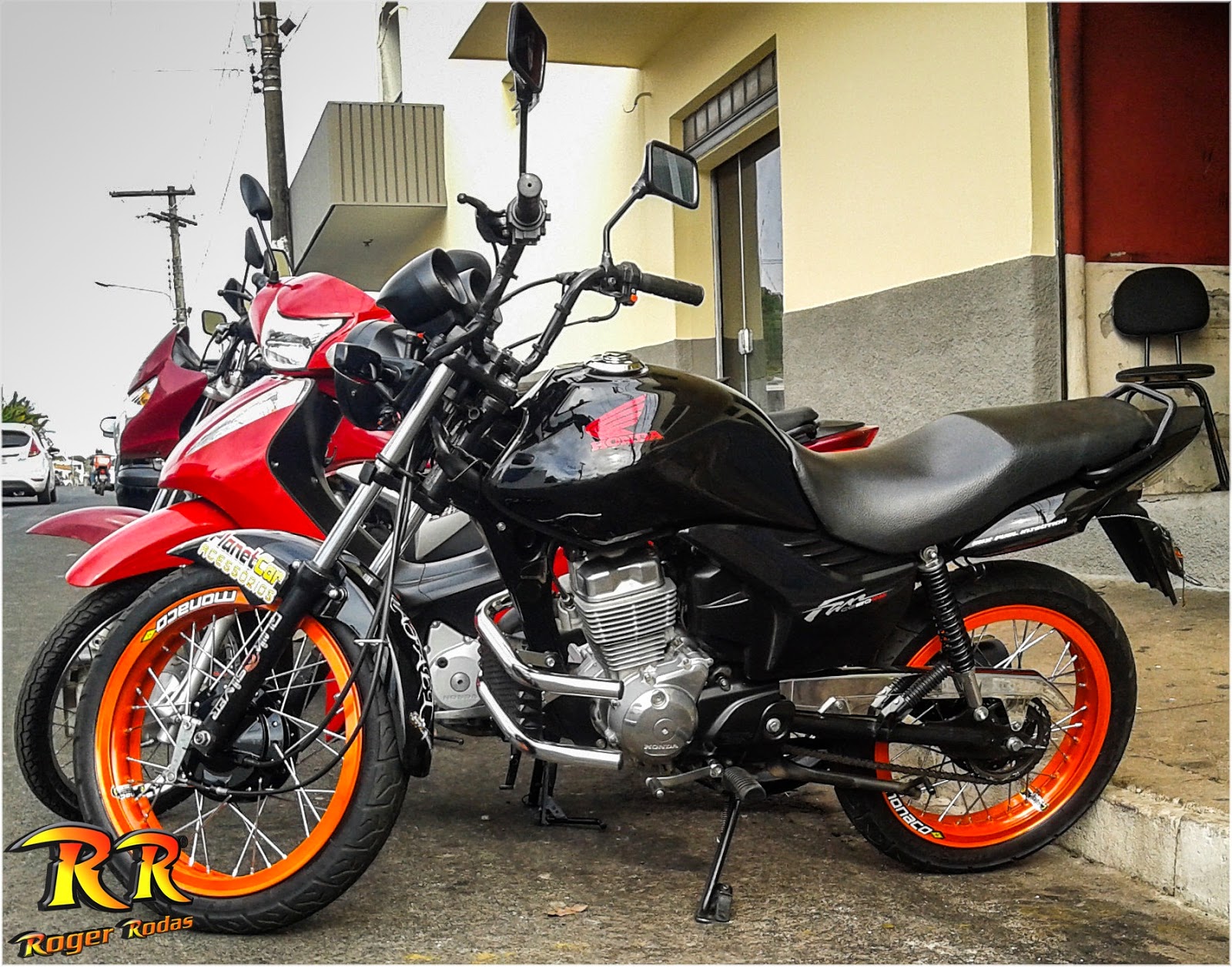 roger rodas: Fan 150 ESi preta com aros Monaco Motard laranjado