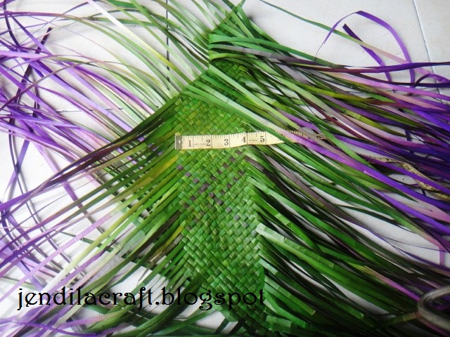 Mengkuang: Menganyam beg mengkuang