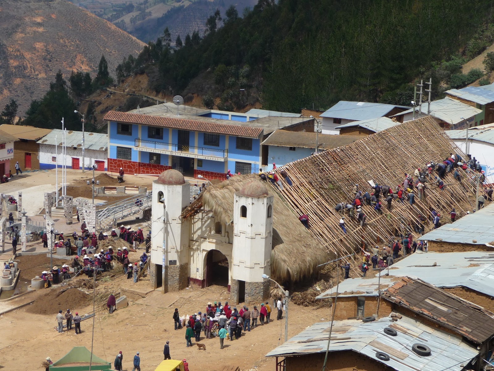 va de fibras : CUBIERTA DE STIPA ICHU DE LA IGLESIA QATAY EN PERÚ