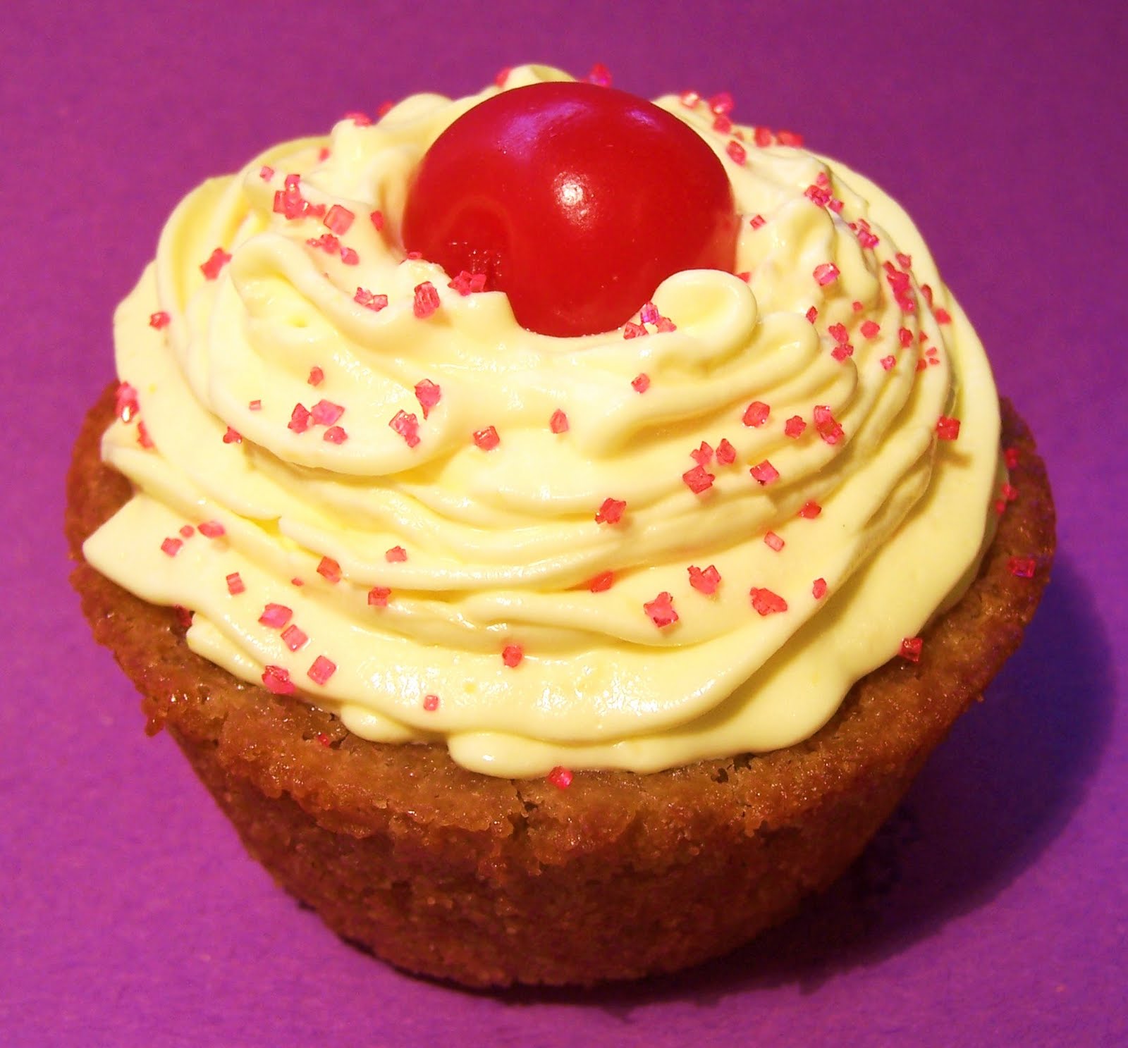 Cookin' from a bitchin kitchen...: Lemon Dream Cupcakes