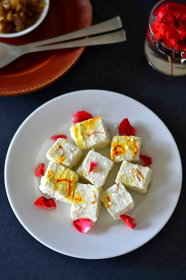 Mix and Stir: Bhapa Sandesh / Steamed Home-made Cottage Cheese Fudge