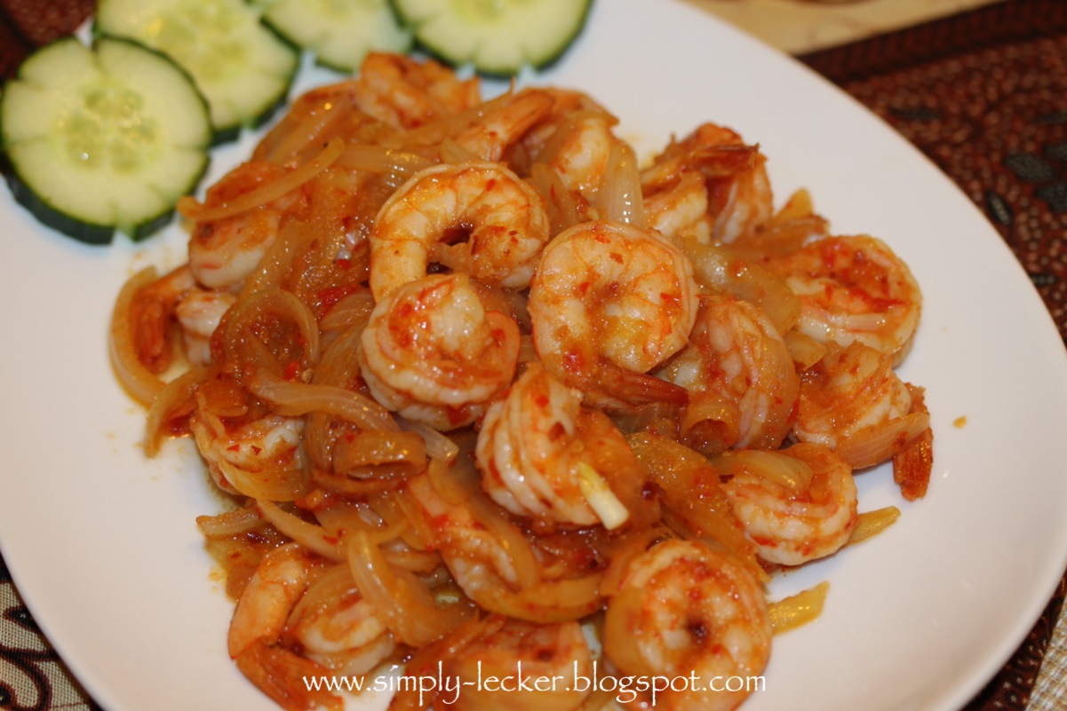 Simply Lecker: Sambal Belacan Shrimps with Onion, Egg, Cucumber and Peanut