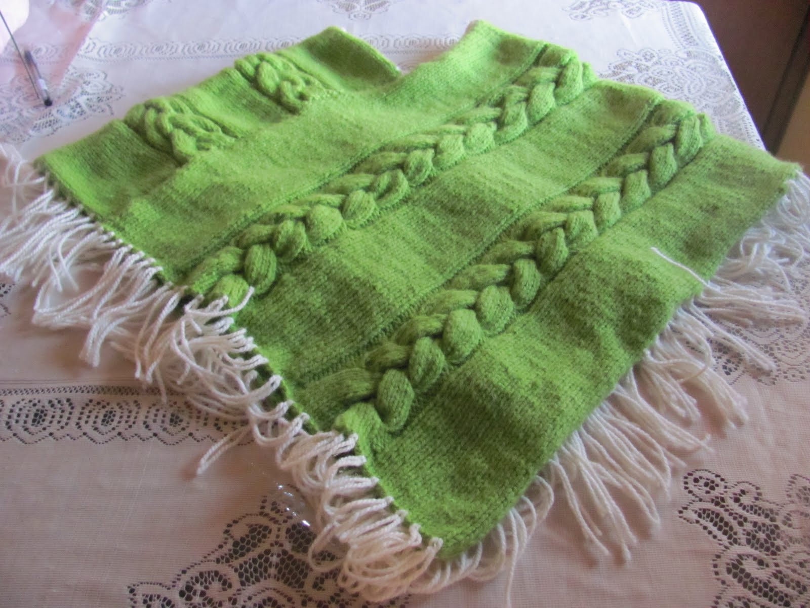 La Tienda de Matilde: PONCHO VERDE PISTACHO CON TRENZAS Y VUELO