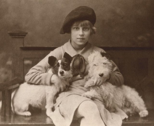 20 Fascinating Vintage Photographs of Dogs and Their Owners in London ...