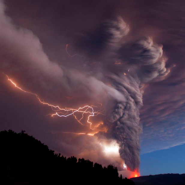 American News Broadcasting: Chilean volcano: Lightning tears the sky apart.