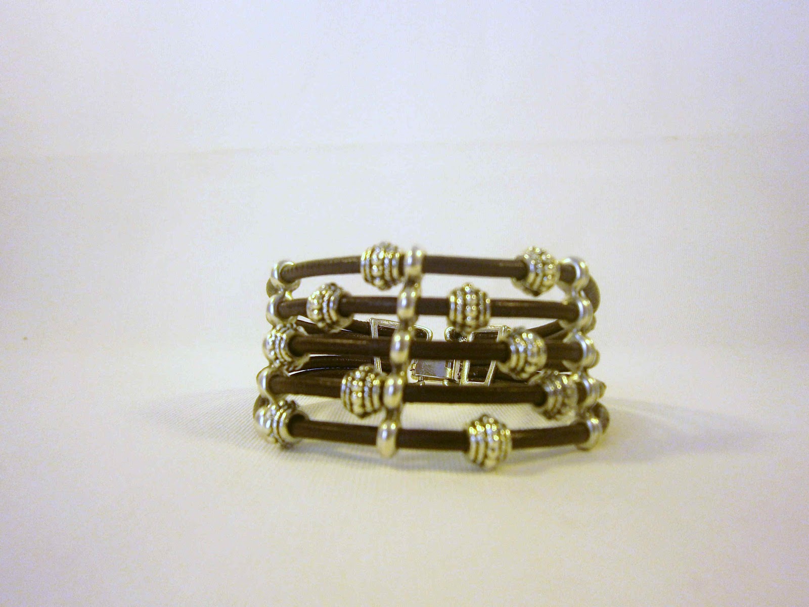 Complementos y Caprichos: Pulseras de Cuero