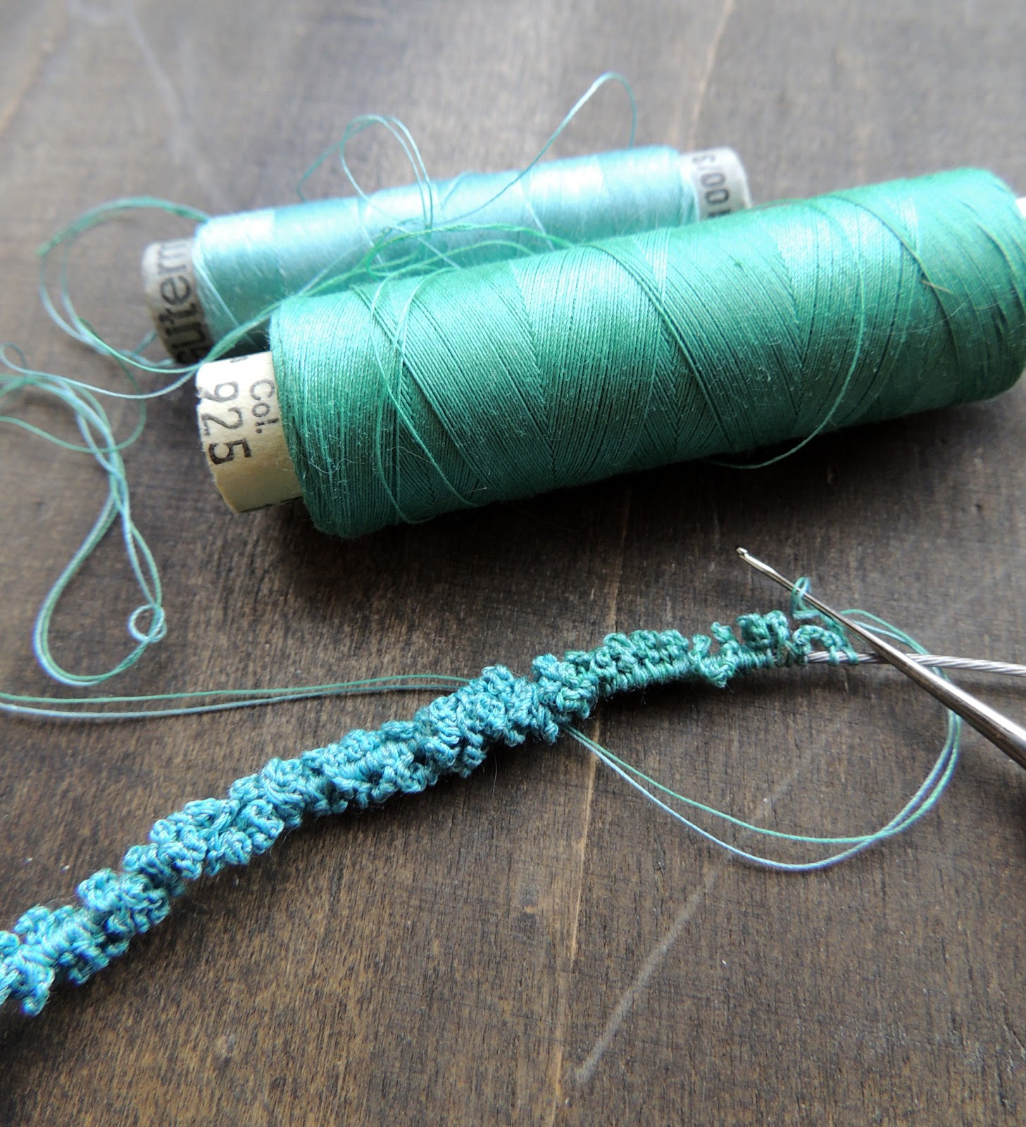 zsazsazsu: Sewing thread loops necklace