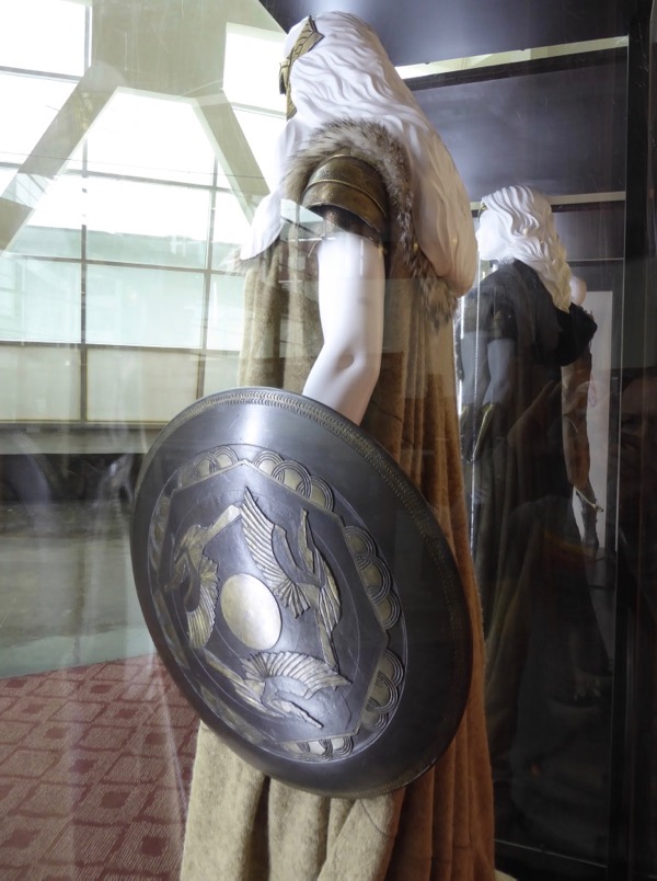 Hollywood Movie Costumes and Props: Gal Gadot and Connie Nielsen Wonder ...