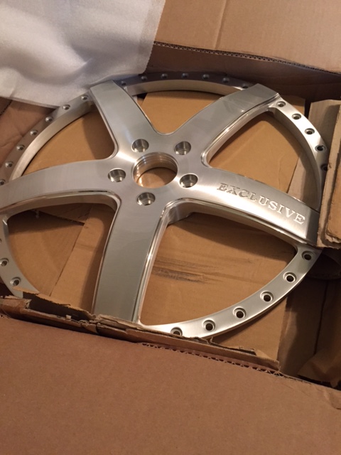 Exclusive Forged Wheels: Rim (center)