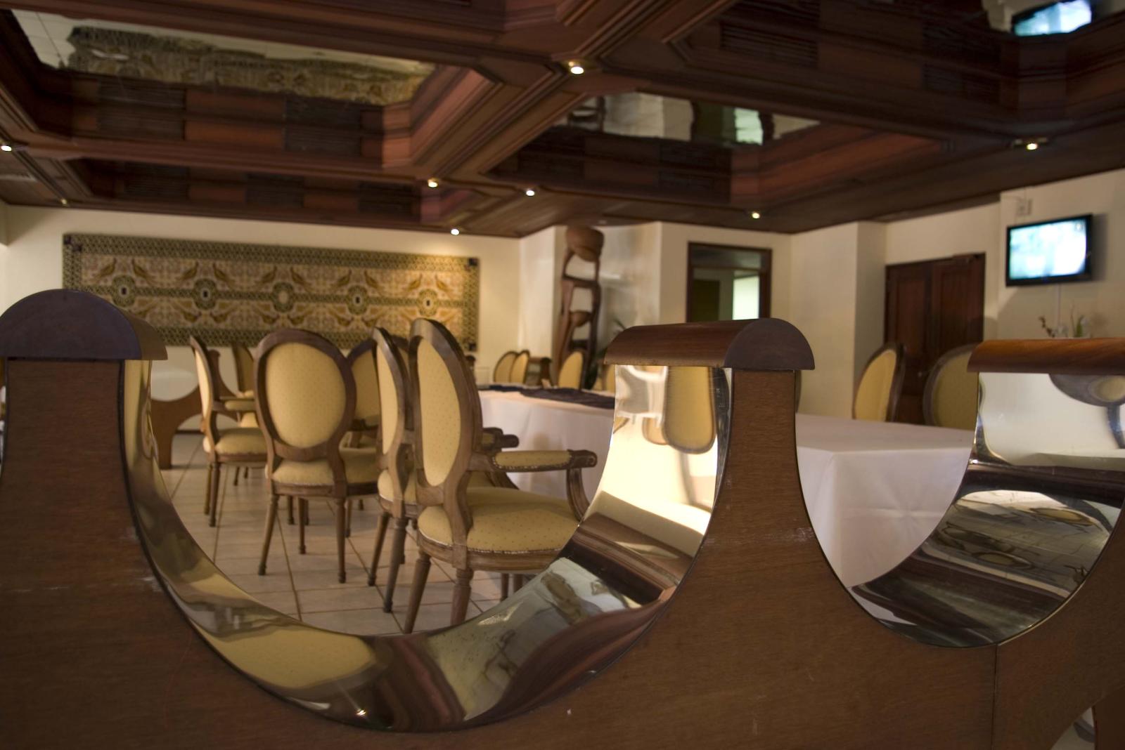 Prédio do Sheik do meio dos anos 60 na Polana. Esposa de Prometheus de ...