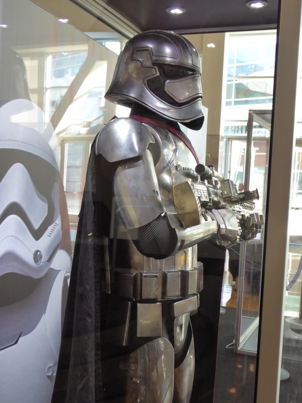 Hollywood Movie Costumes and Props: Star Wars: The Force Awakens ...