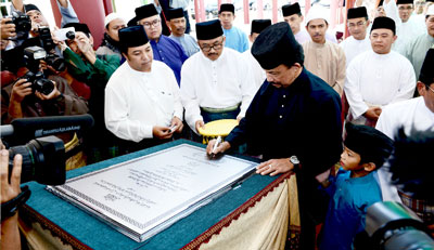 Maharum Bugis Syah (MBS): Sultan Brunei Tunaikan Solat Jumaat Buat ...