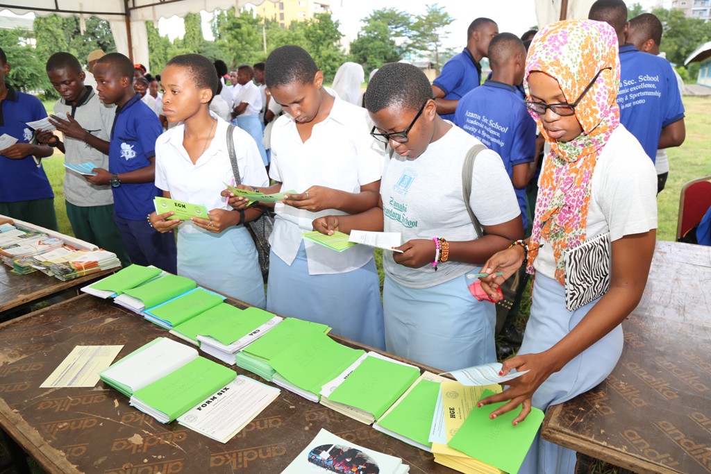 CHUO KIKUU ARDHI (ARU) CHATOA ELIMU KWA WANAFUNZI WA SEKONDARI DAR ...