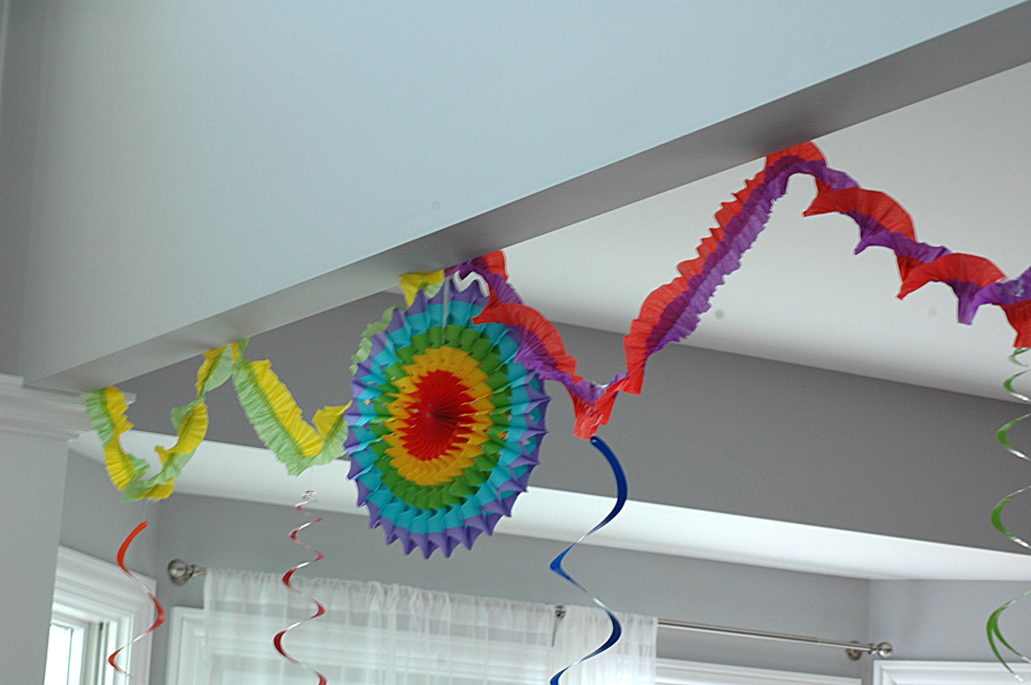 A busy lizzie life: Ruffled Rainbow Streamers