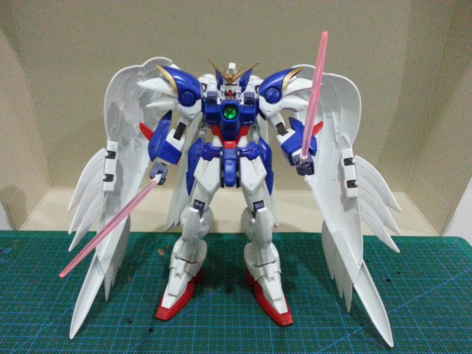Gunpla Garage: 1/100 Wing Gundam Zero Custom
