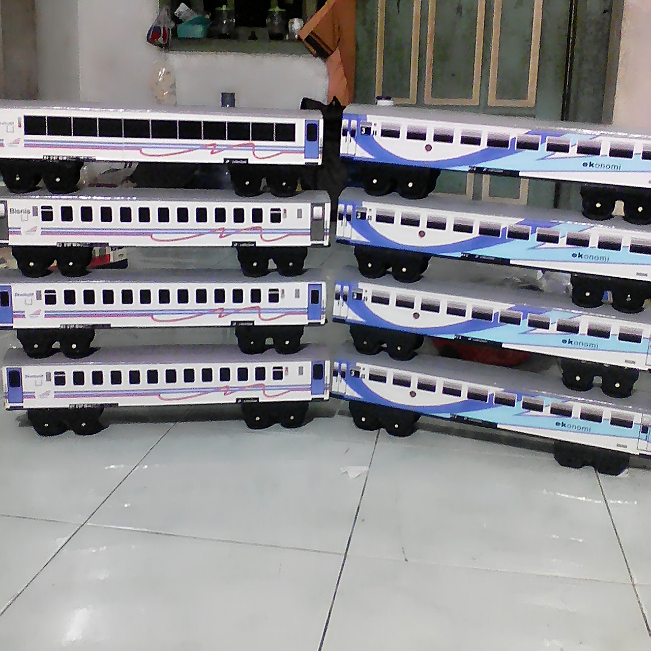 MINIATUR KERETA API MAINAN KAYU