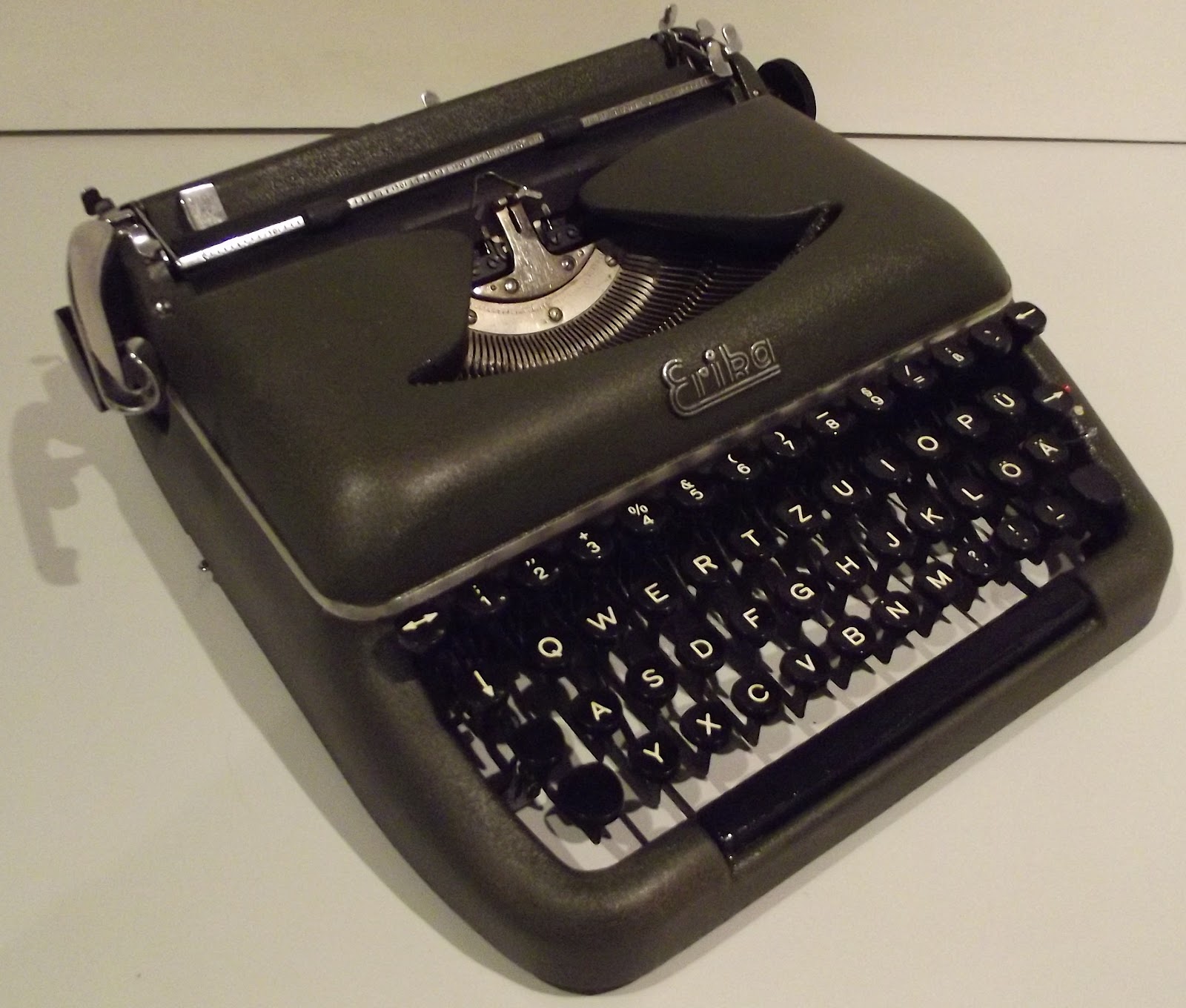 oz.Typewriter: Erika and Bijou Typewriters