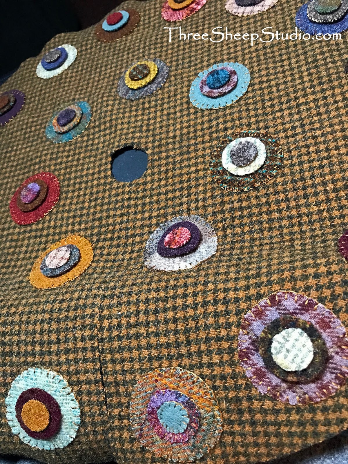 Three Sheep Studio: Stitching Wool Pennies...