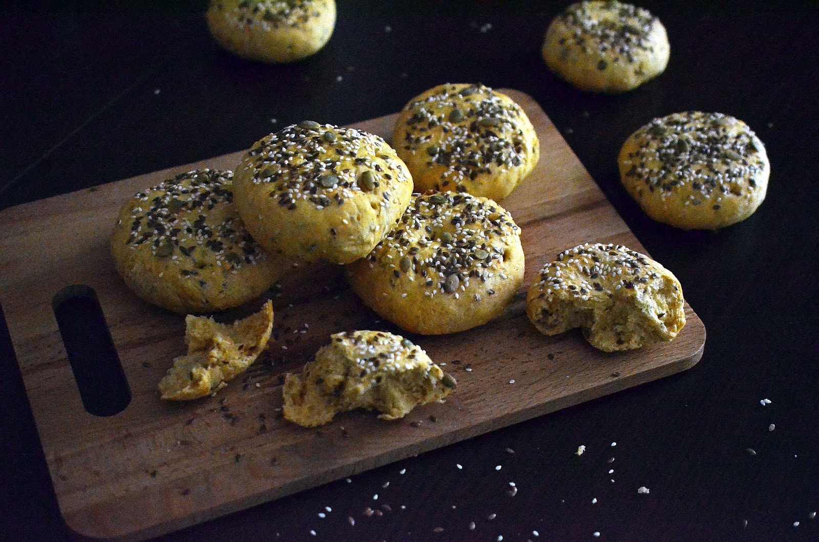 Chifle rustice cu seminte si boia afumata (de post)