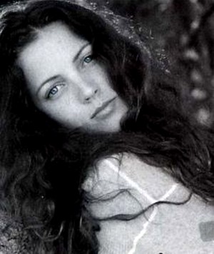 Erin Everly diz que Axl Rose não pichou a garagem