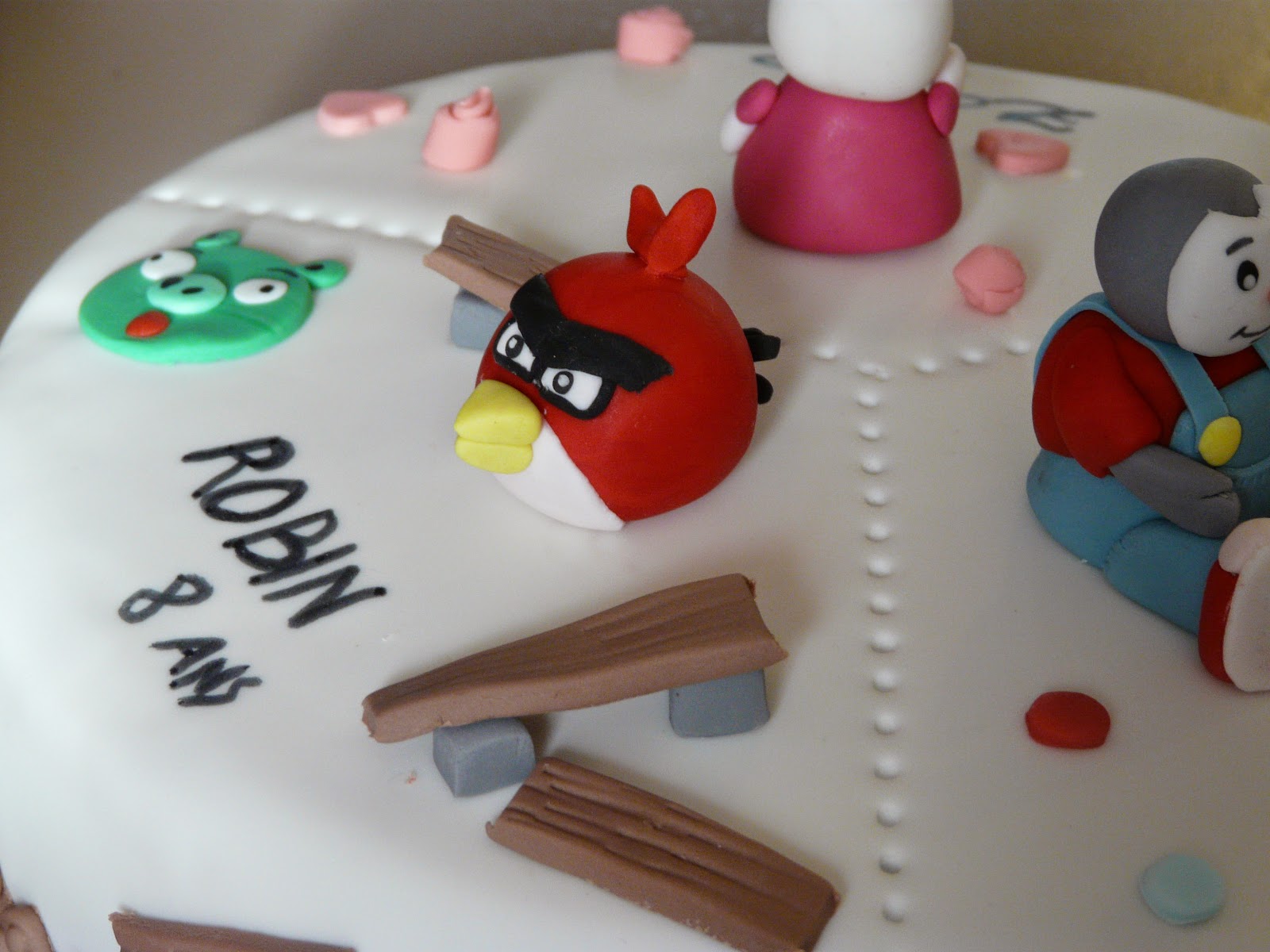 Mes réalisations: Gâteau multi-thème : Tchoupi - Angry bird et Hello kitty