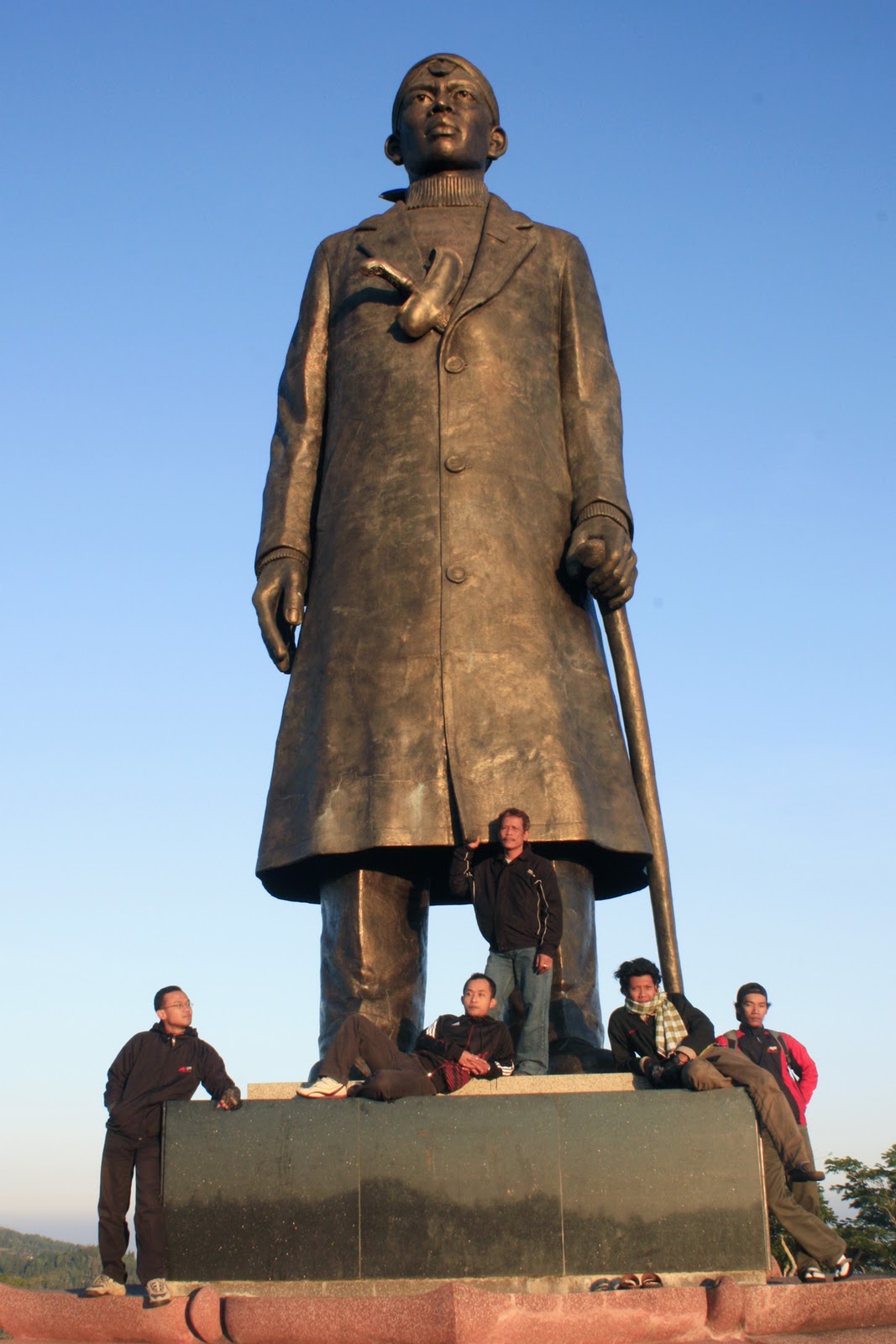 W I S A T A: Patung Jenderal Sudirman