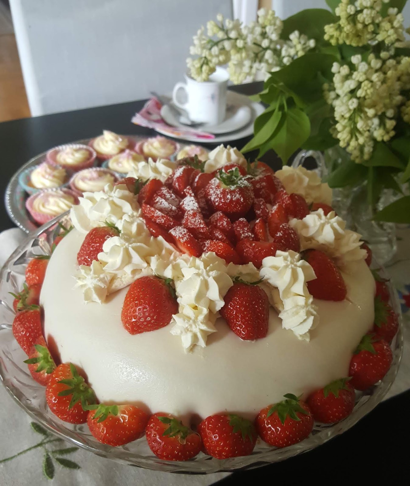 Min Lilla Kokvrå: Prinsesstårta med vit marsipan och jordgubbar