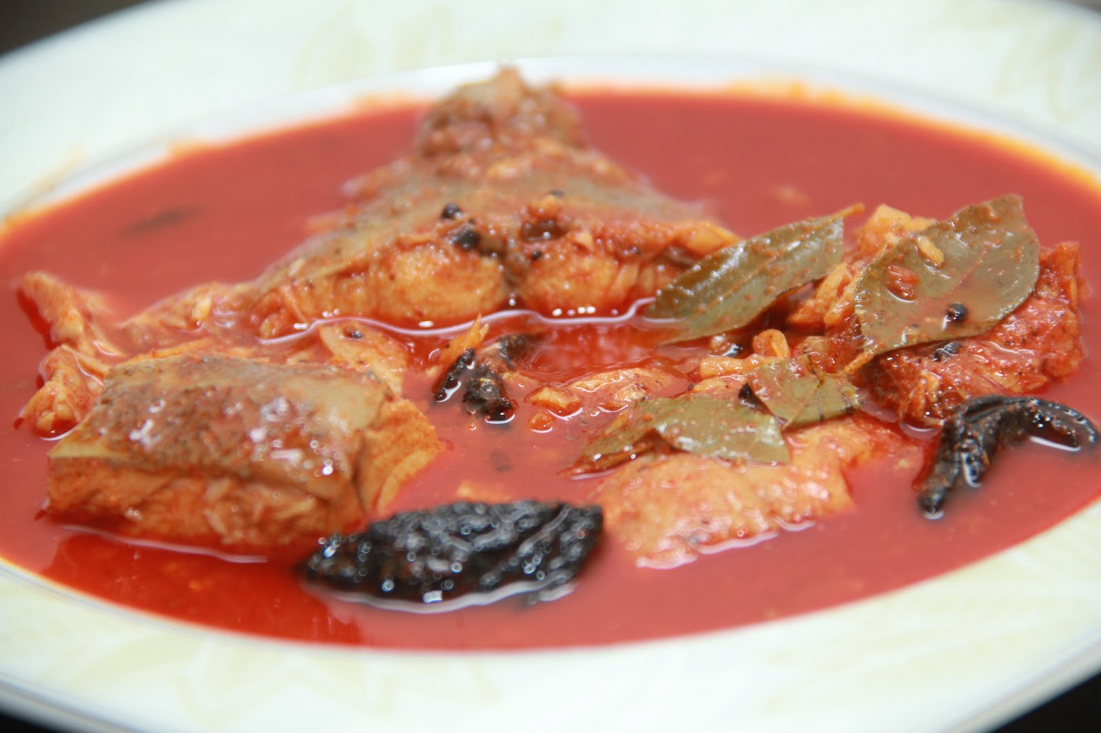 Sini's Menu.....The Kitchenmagic.....: Fish Curry/Meen Curry with Kudampuli