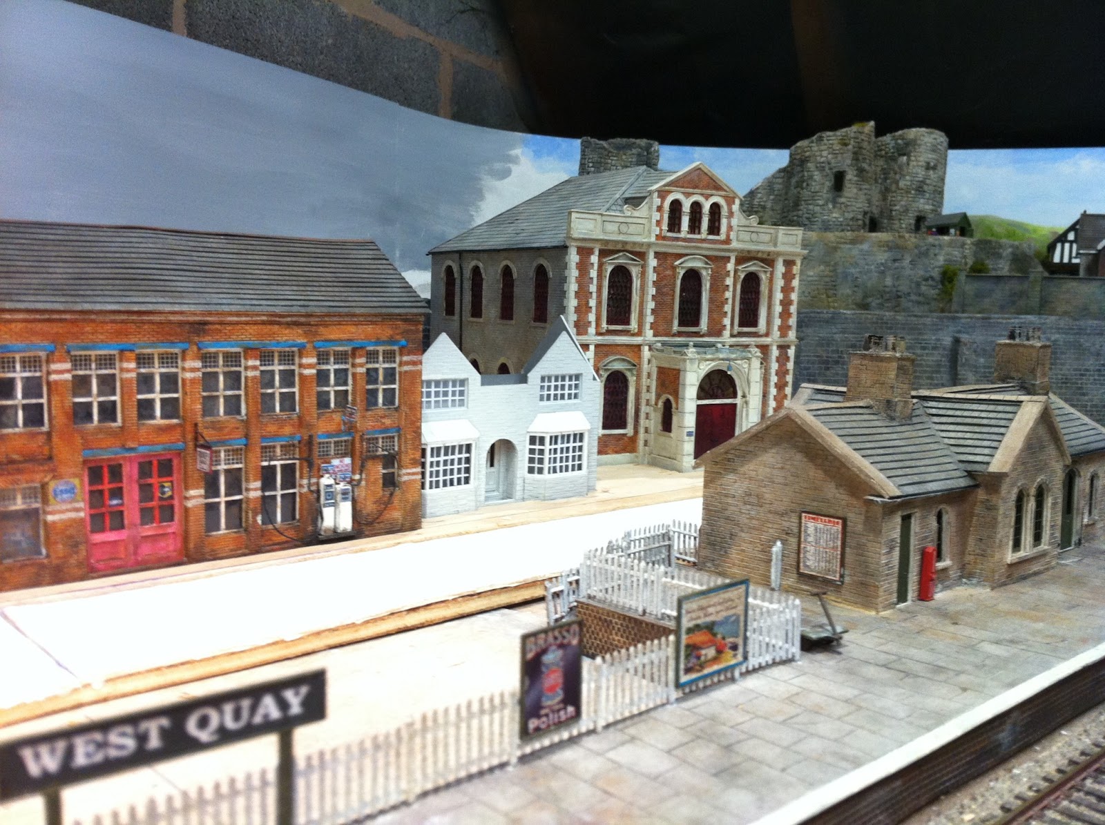 Chas's Model Railway: The retaining wall