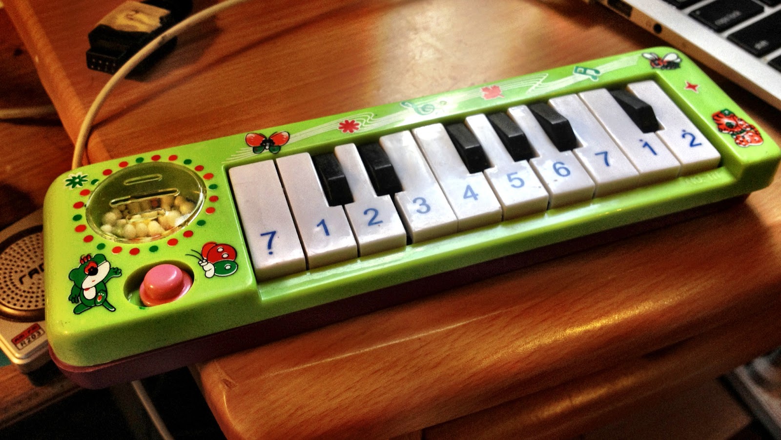 little-scale: Adding a Line Output to a Green Toy Keyboard