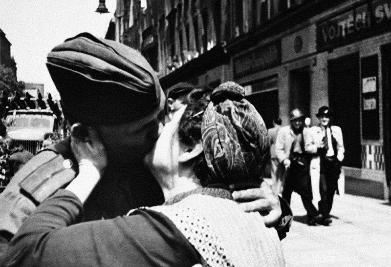 World War II in Pictures: Kissing During World War II