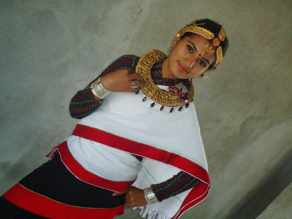 Newa Mirror: Newari beauty in tradational costumes