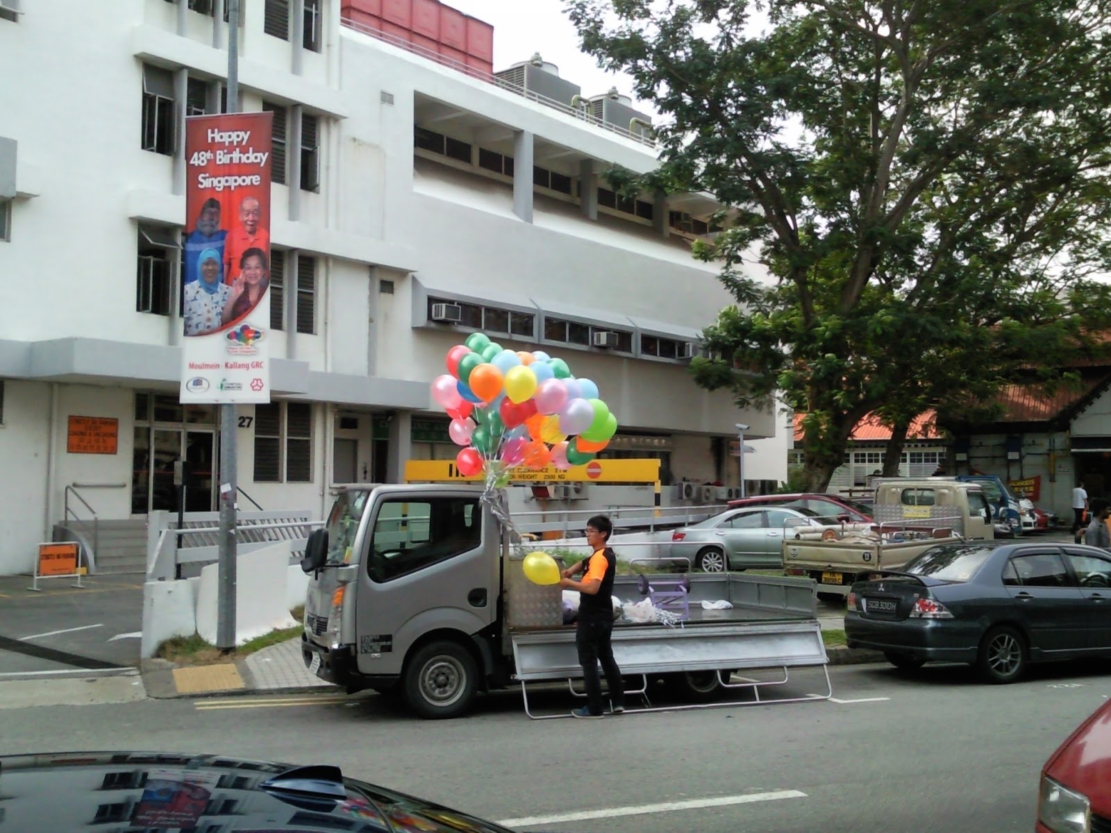 A Day In SG: Million Balloon Van