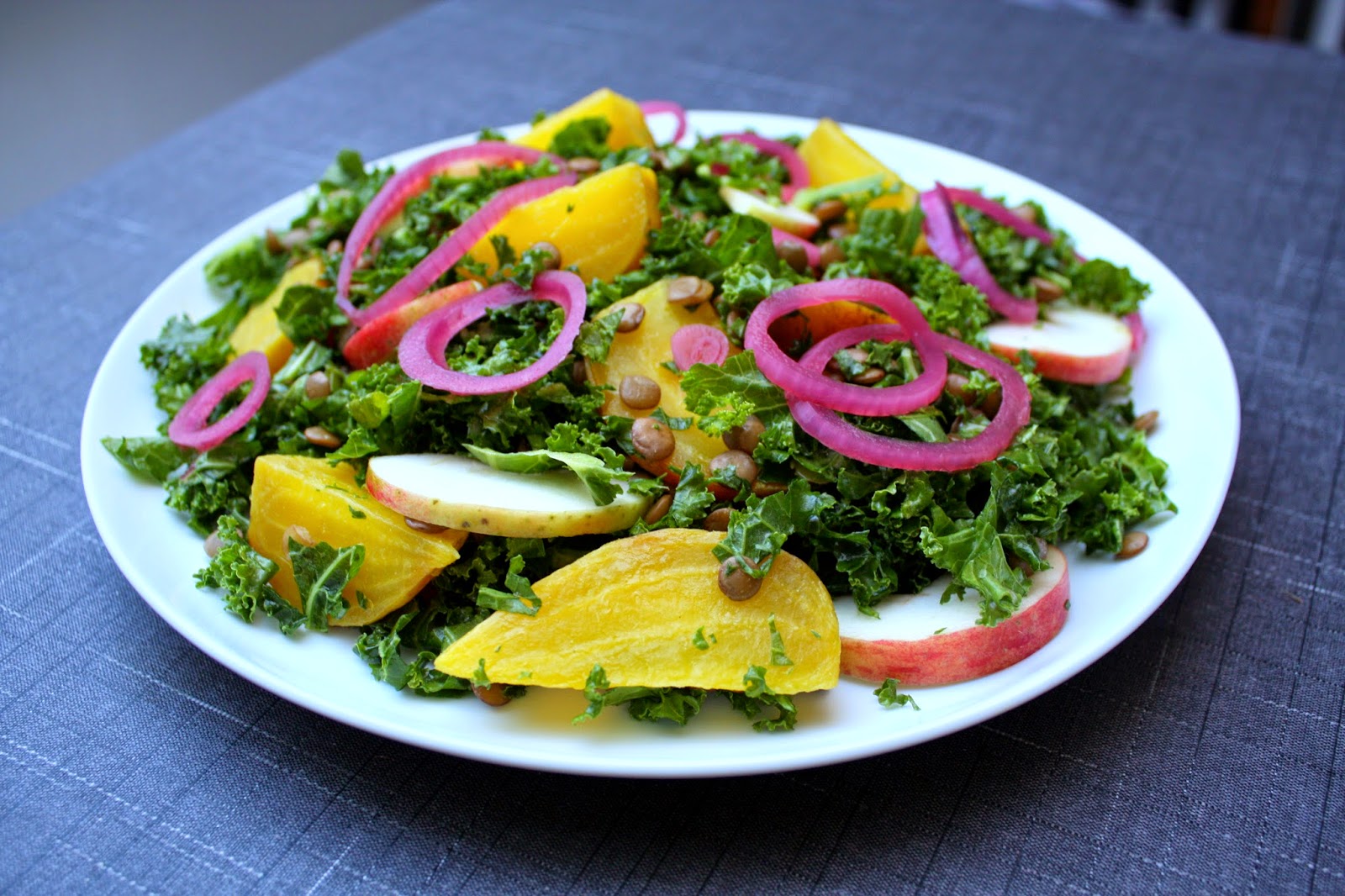 Madlaboratoriet: Grønkålssalat med gule beder, linser og syltede rødløg