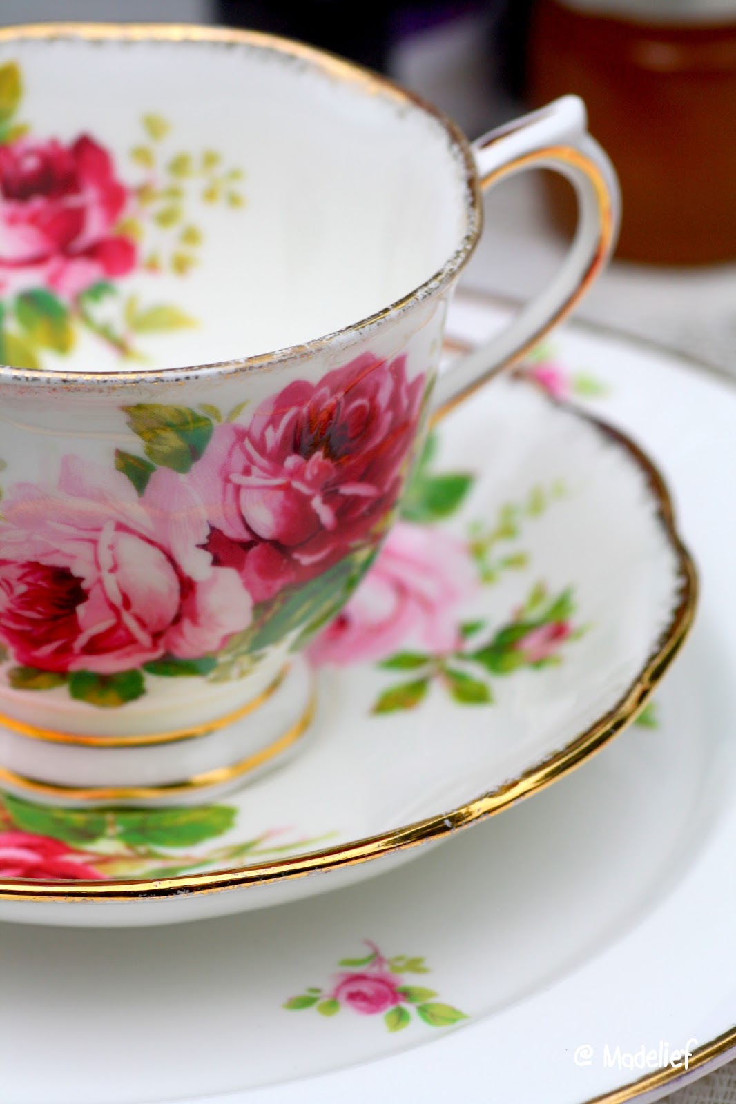 Madelief: Vintage tea in the garden