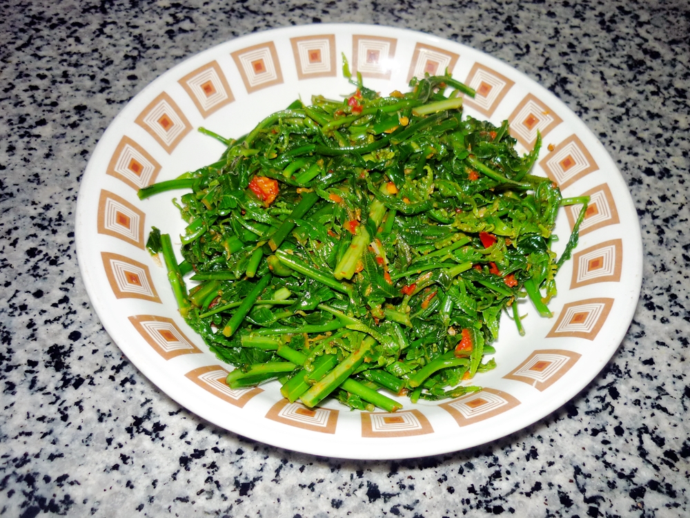 aunty celia's family meals: Stir fried pucuk paku (过山猫) with sambal