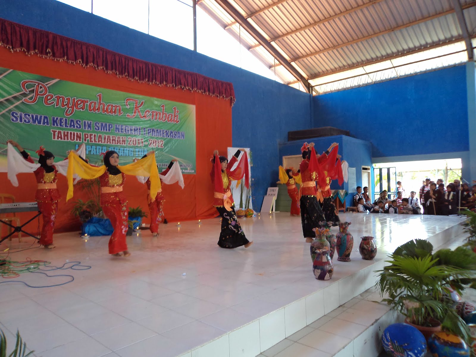 PAMEKASAN MUSIK DAUL: 9 Siswi dari SMPN 1 Pamekasan membawakan Tari ...