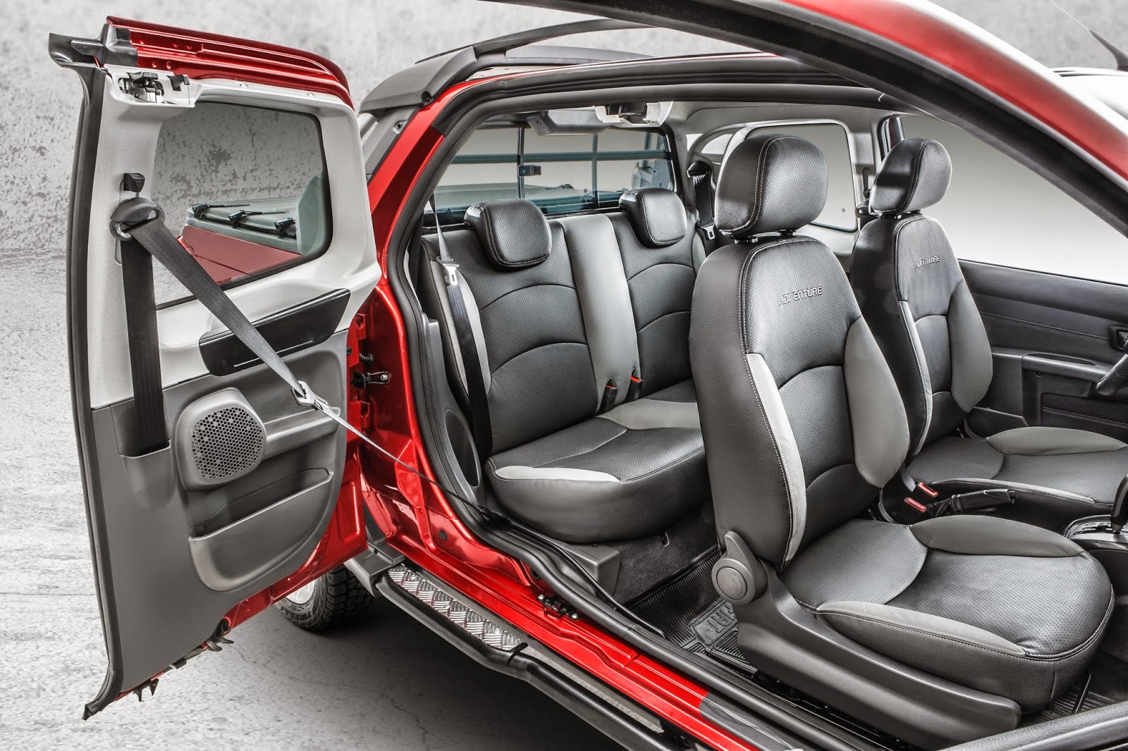 Fiat lança Strada Working, Trekking e Adventure 2014