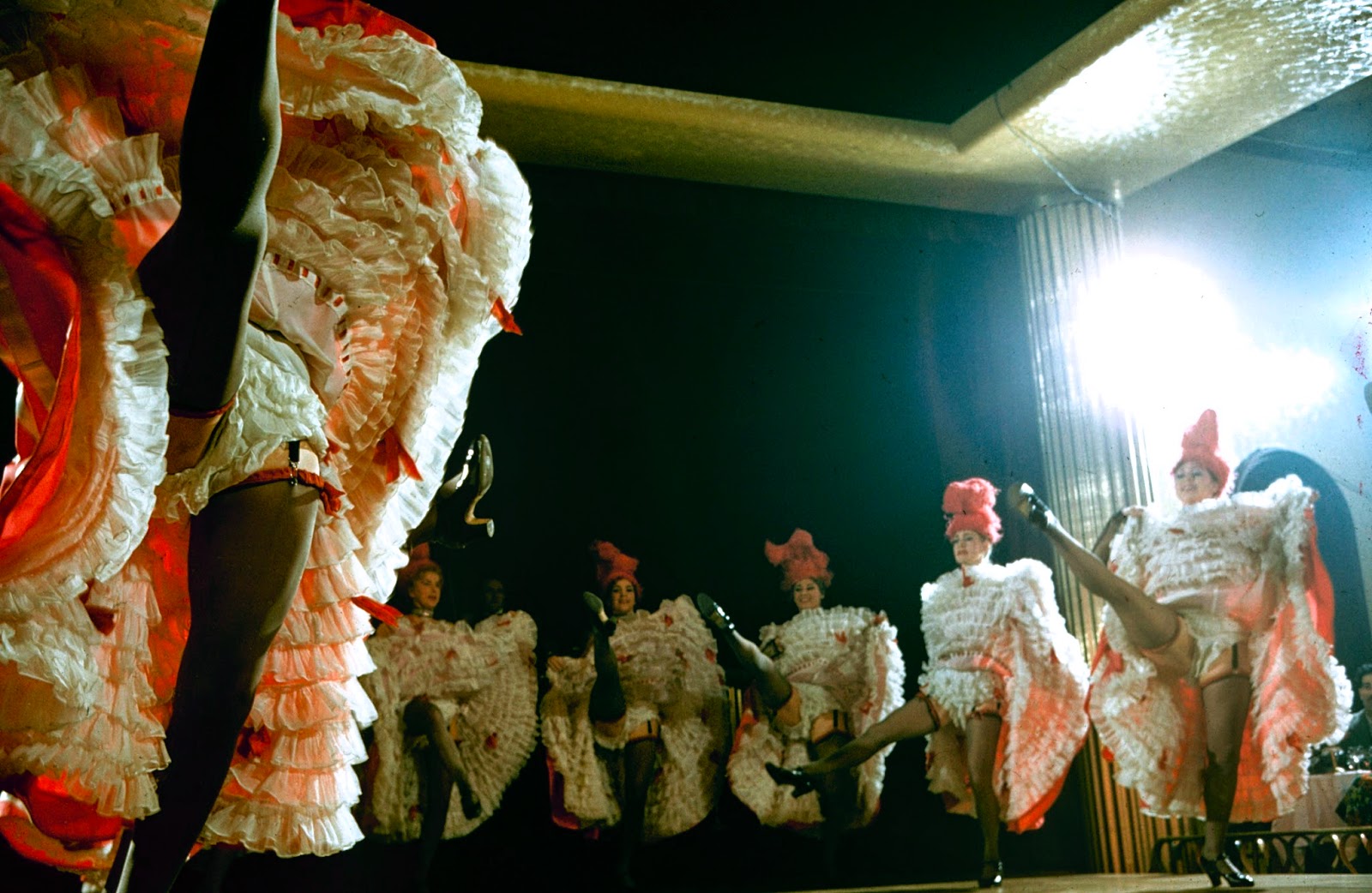 Amazing Color Photos of Cabaret Dancers at the Moulin Rouge in the late ...