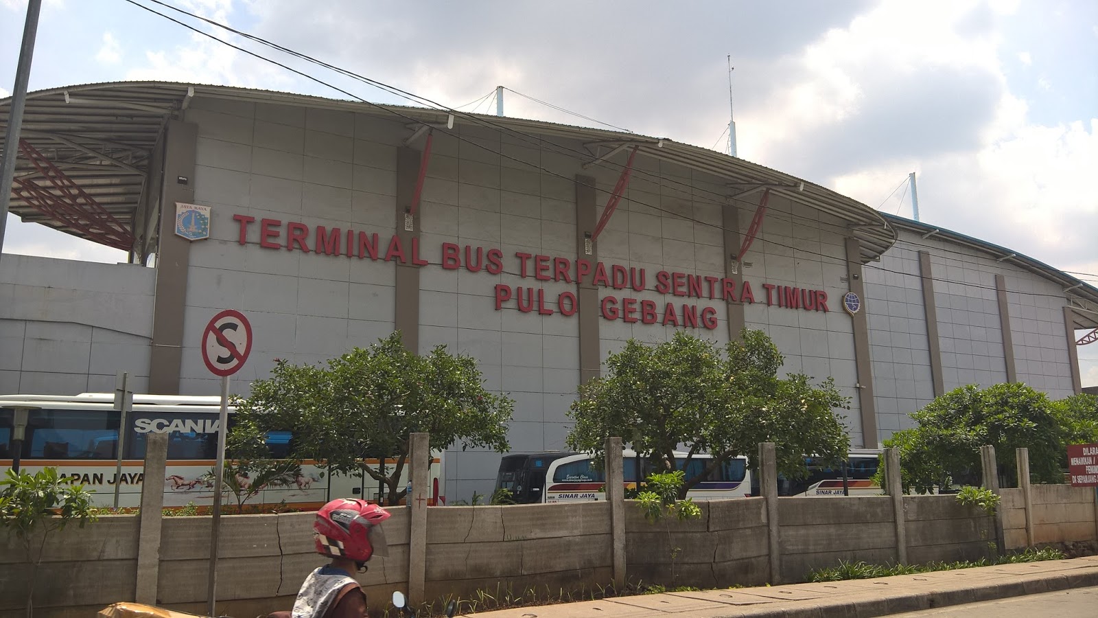 Terdampar di Terminal Bus Terpadu Sentra Timur Pulo Gebang - Djangkaru Bumi