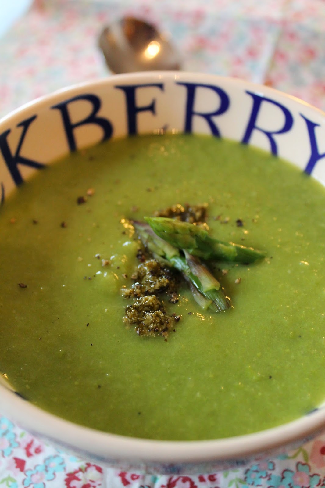 A Little Bit Greedy: Pea souper: Pea, asparagus and pesto soup