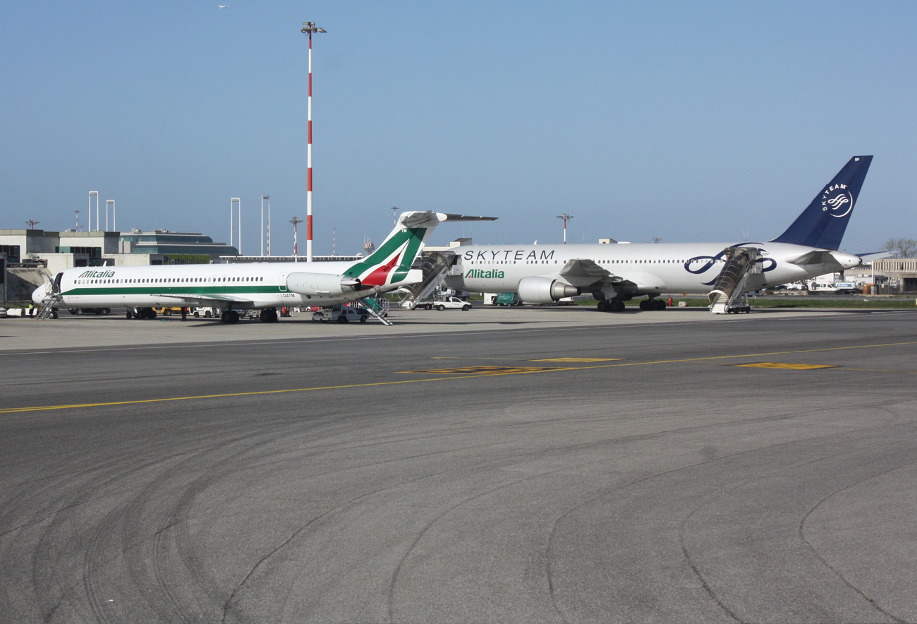 Our Airplanes Spotting Trips: Mc Donnell Douglas MD82 I-DATM & Boeing ...
