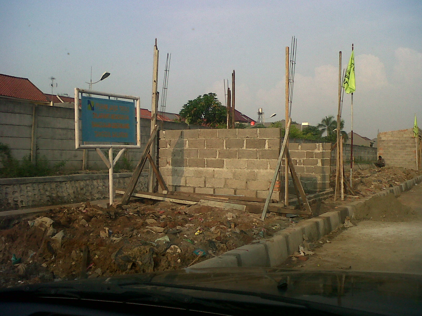Bangunan di sepanjang kali PDAM Harapan Indah - Seputar Harapan Indah