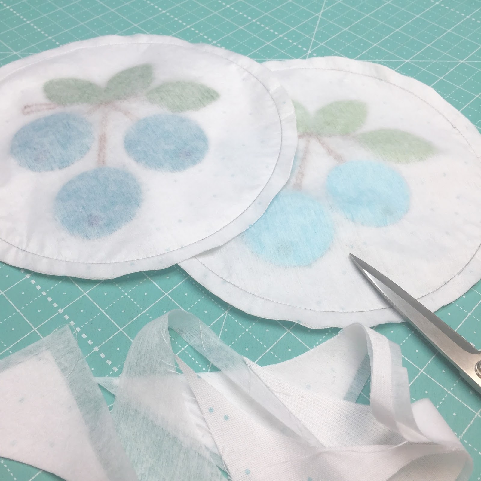 Bee In My Bonnet: Sweetie Pie Sew Along - Week Seven - Blueberry Pie!!